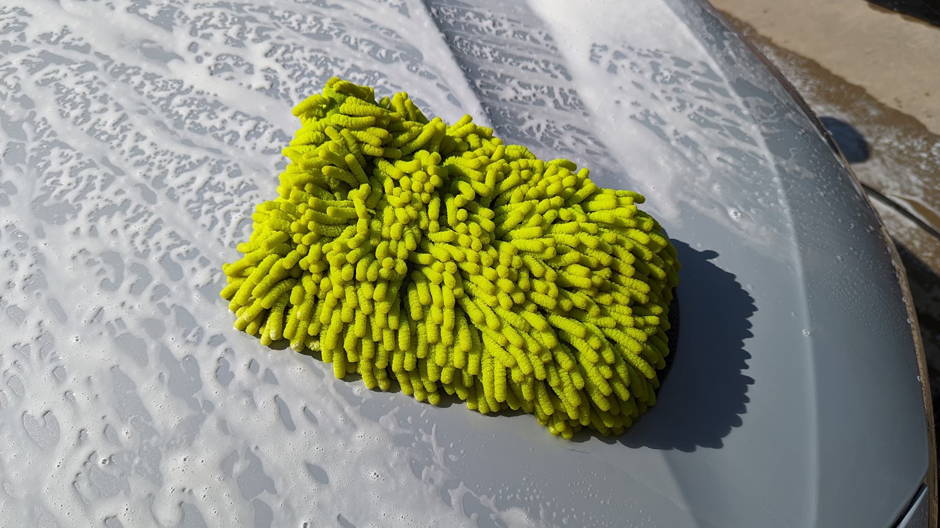 The best car wash mitts to avoid scratching your car - EV Pulse