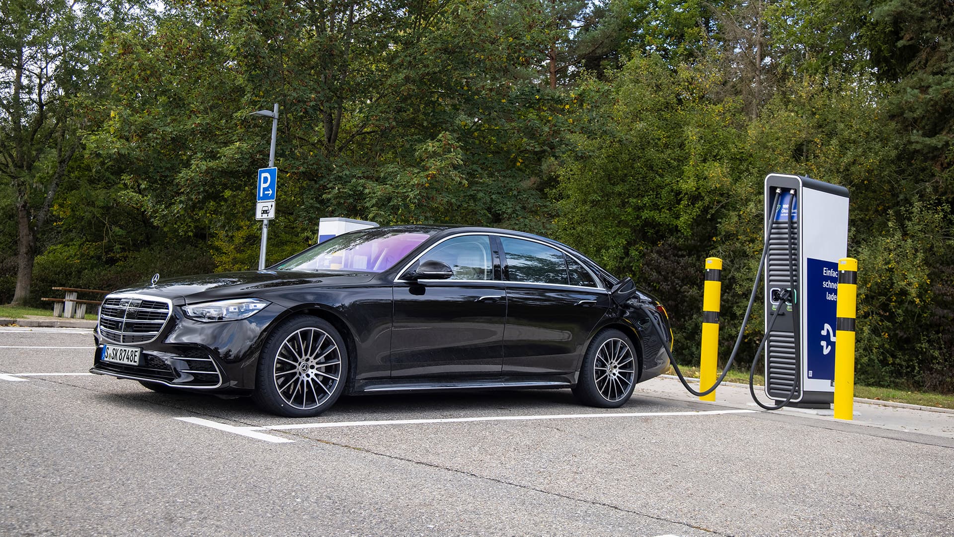 2022 Mercedes-Benz S 580e blends luxury, V8 power, and efficiency - EV ...