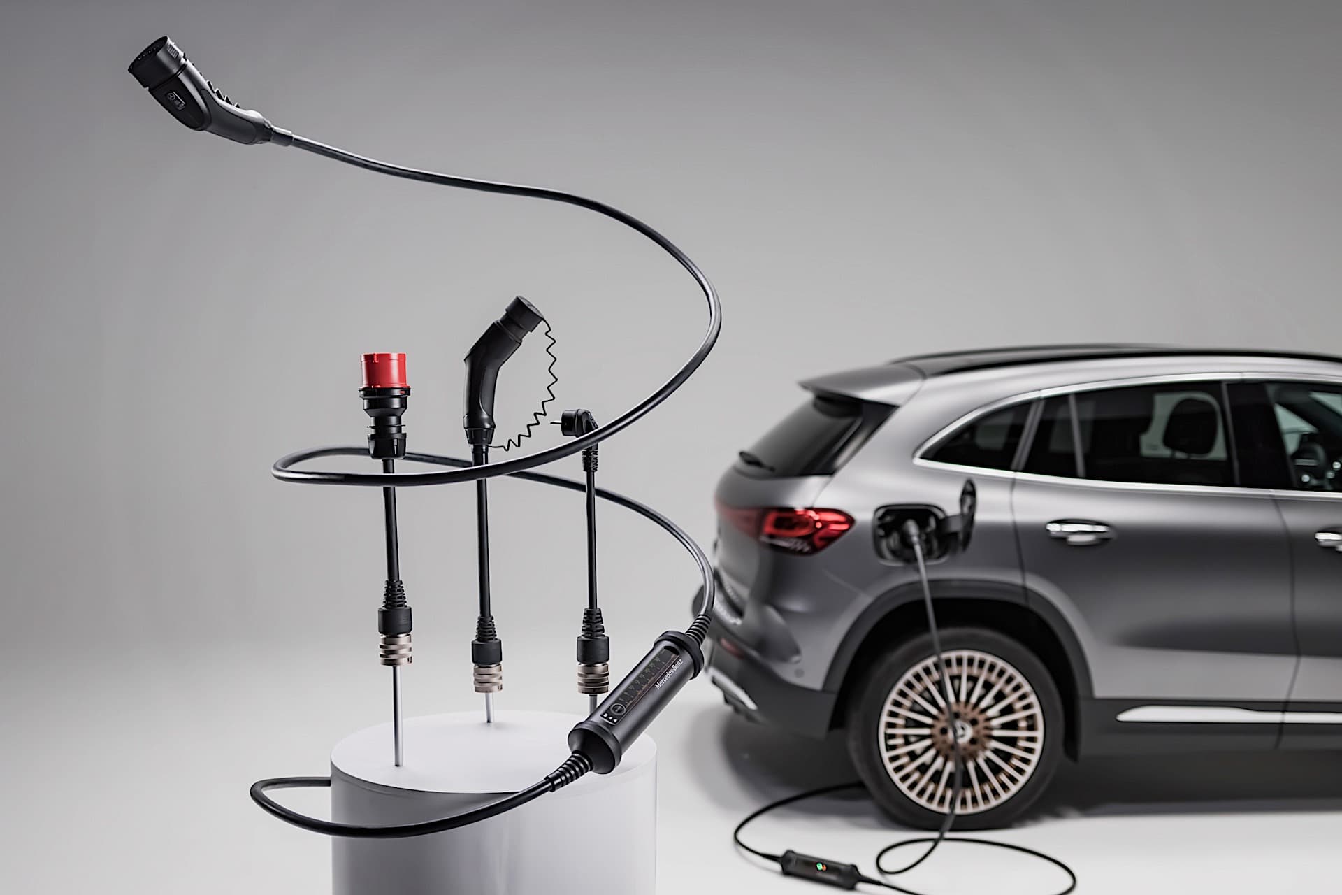 Mercedes-Benz’s Flexible Charging System can charge at up to 22 kW - EV ...